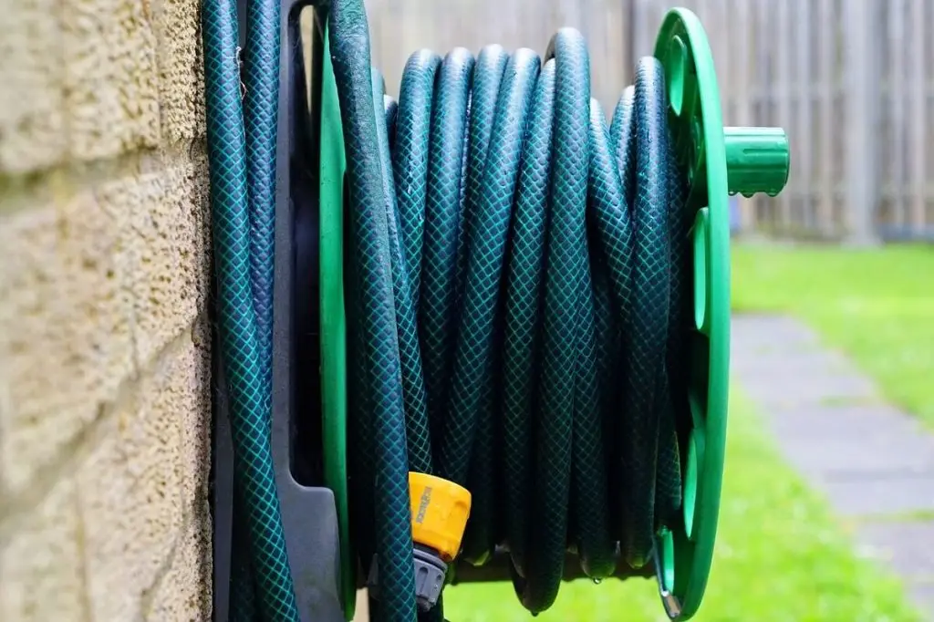 How to Roll Up a Hose and Save Space in Your Garden - VEVOR Blog