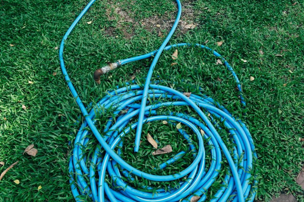 How to Roll Up a Hose and Save Space in Your Garden - VEVOR Blog