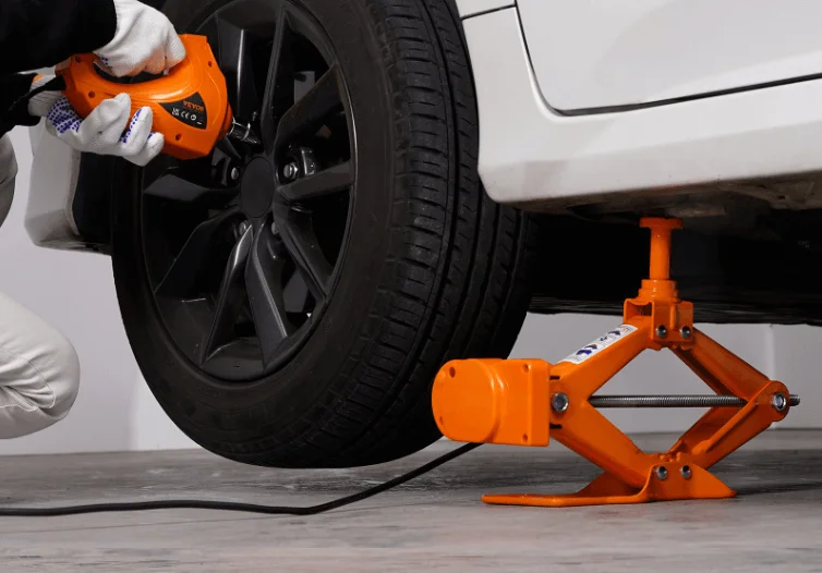 Scissor Jack vs. Floor Jack: Elevate Your Car Maintenance with VEVOR ...