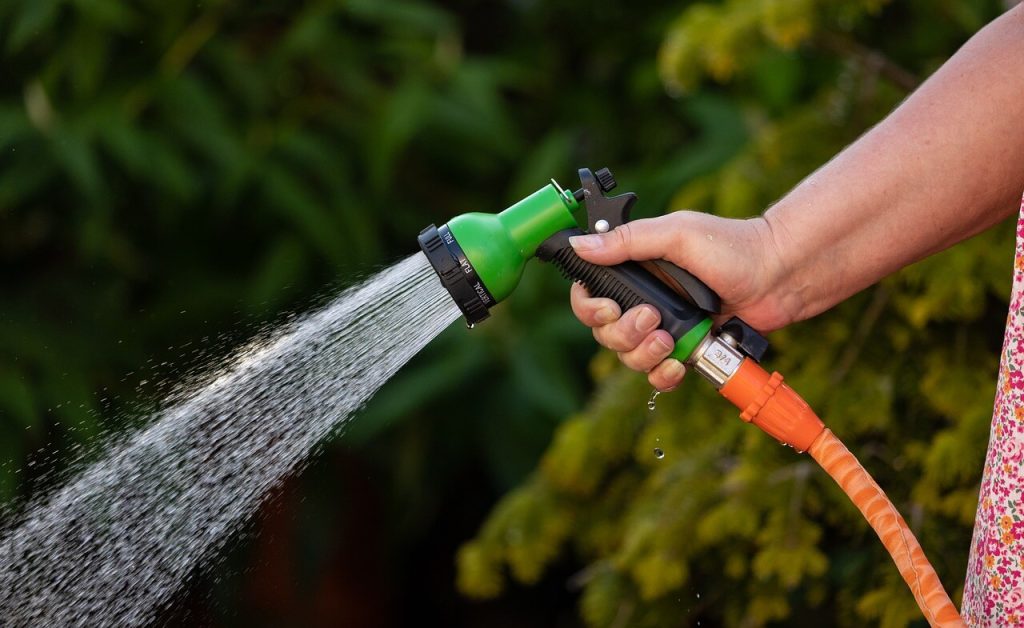 3/4 vs 5/8 Hose: Which is Better for Your Garden? - VEVOR Blog