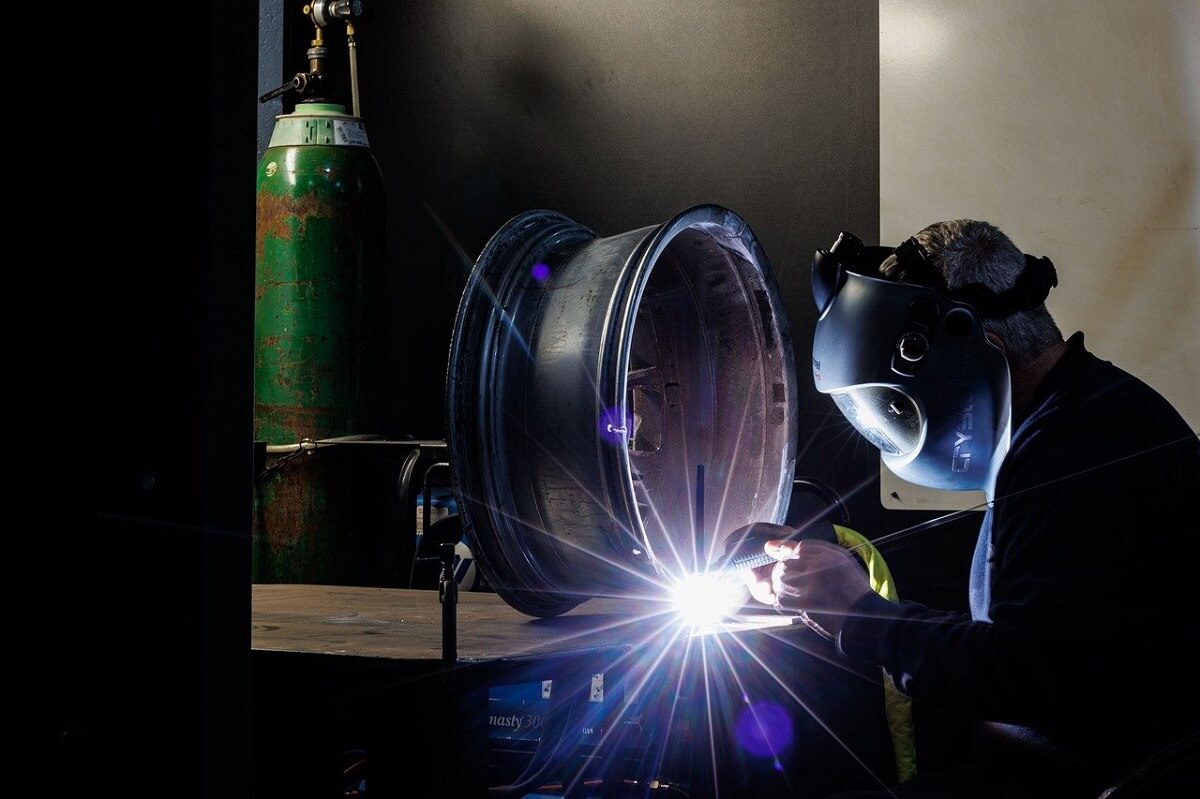 Best Welding Helmets: Top Picks for 2024 - VEVOR Blog
