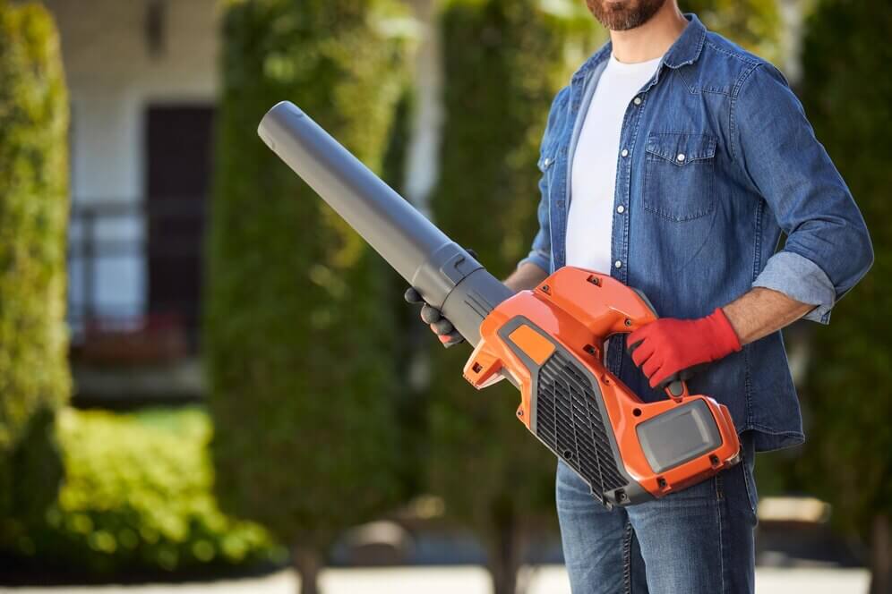 Gas vs Electric Leaf Blower - Which Is Right for You? - VEVOR Blog