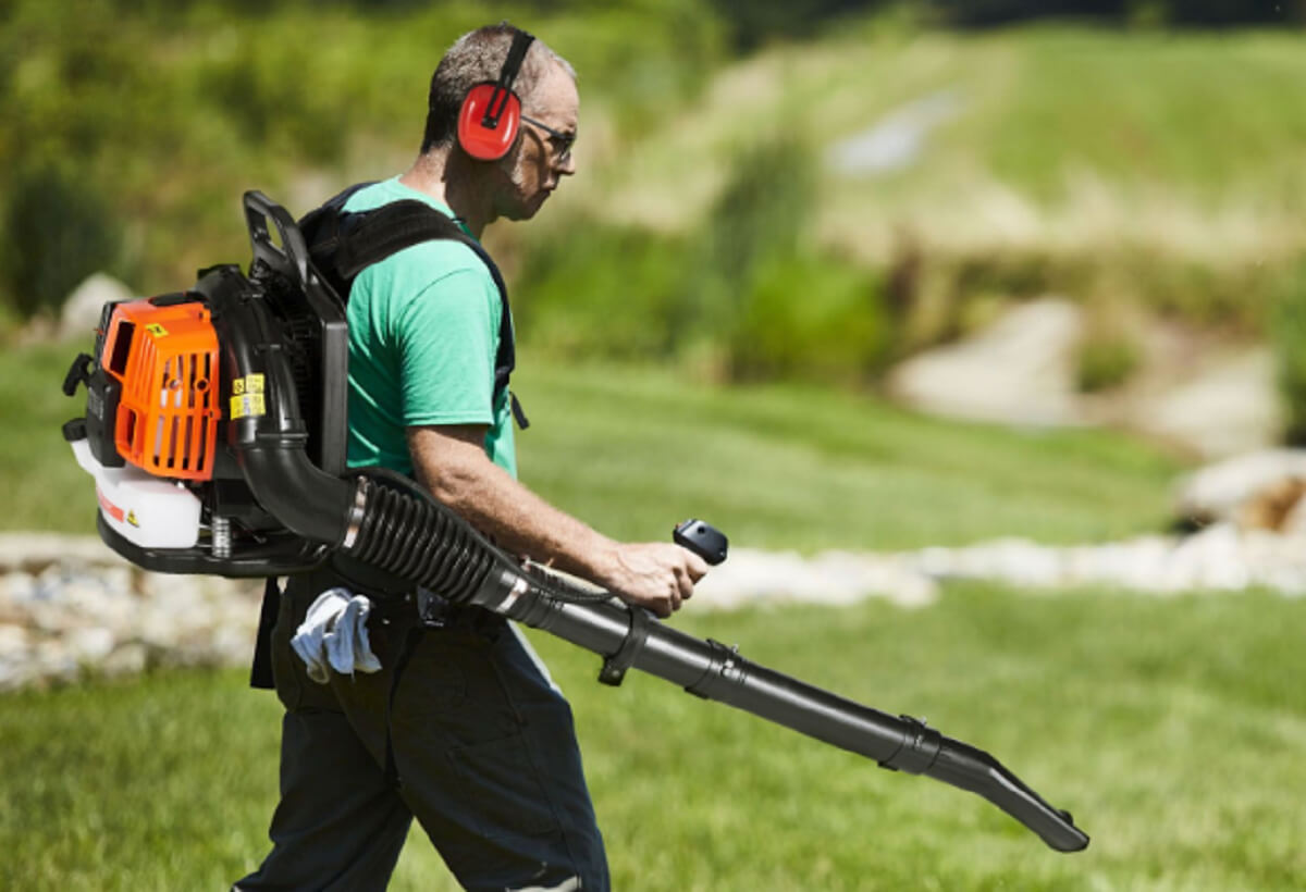Backpack Leaf Blower Buying Guide: Get It Right - VEVOR Blog