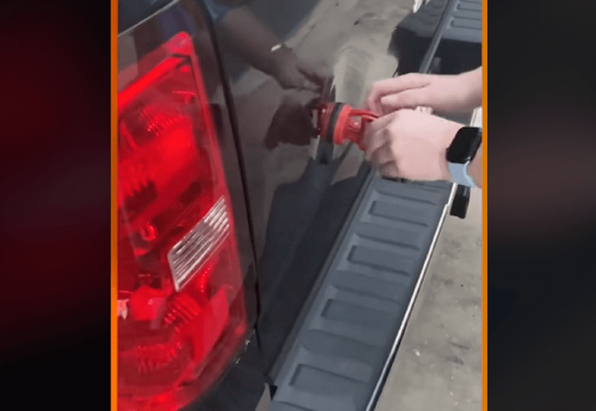 Reparieren Sie Dellen im Auto ganz einfach mit dem Dellenzieher-Set von ...