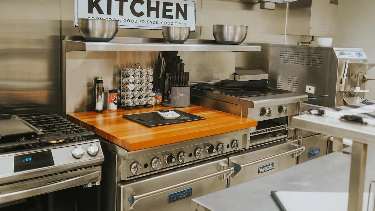 5 Basic Restaurant Kitchen Equipment Your Restaurant Needs - VEVOR Blog